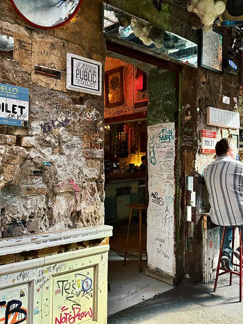 【布達佩斯】廢墟酒吧 Szimpla Kert：白天探索塗鴉裝置藝術 - Travel with Miya 跟著咪呀遊世界