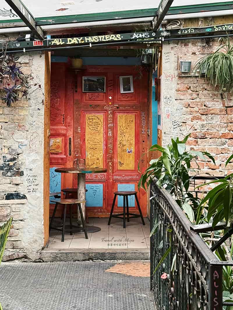 【布達佩斯】廢墟酒吧 Szimpla Kert：白天探索塗鴉裝置藝術 - Travel with Miya 跟著咪呀遊世界